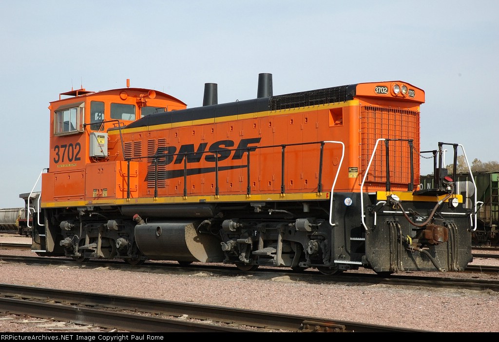 BNSF 3702, EMD MP15DC, Fresh NEW Repaint, working the BNSF Yard